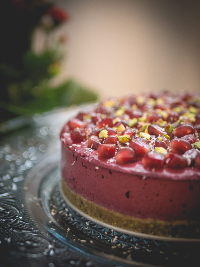 Entremets aux Fruits Rouges Pistaches Noix de Coco & Grenade | NOYAU ...