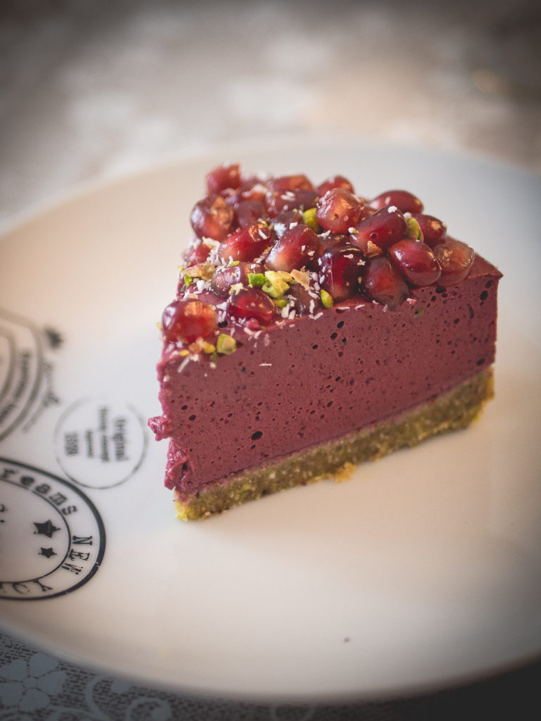 Entremets aux Fruits Rouges Pistaches Noix de Coco & Grenade | NOYAU ...