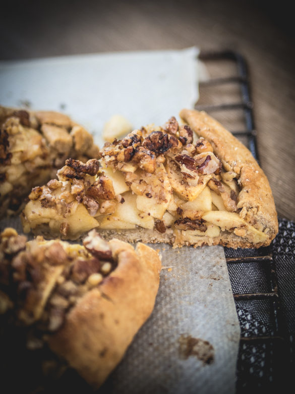 Tarte Rustique aux Pommes, Caramel de Dattes & Noix | NOYAU & PÉPIN